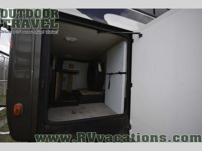 Thor Motor Coach Serrano 31V 2011 Used RV for Sale in Beamsville ...