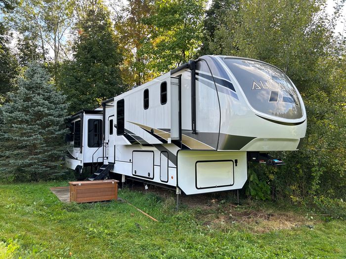 Alliance 370FB 2022 Used RV for Sale in Glen Morris, Ontario - RVDealers.ca